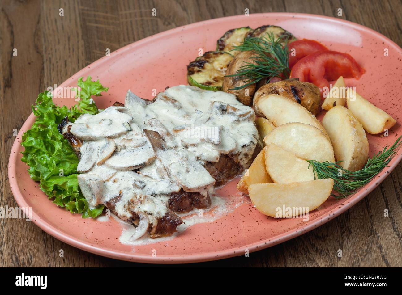 Gerichte vom Küchenchef des Restaurants. Ein Gericht auf einem Tisch in ...