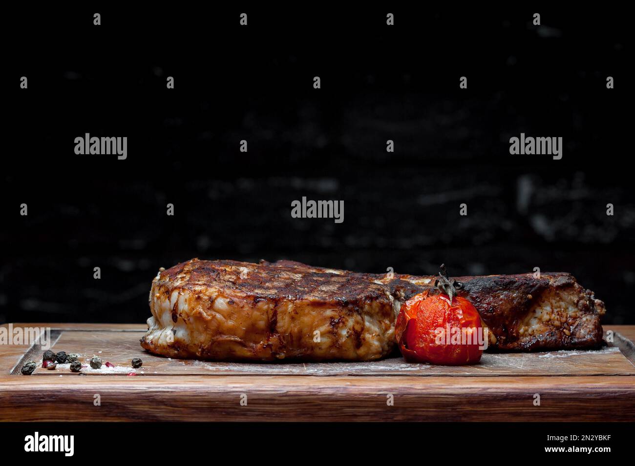 Gerichte vom Küchenchef des Restaurants. Ein Gericht auf einem Tisch in ...