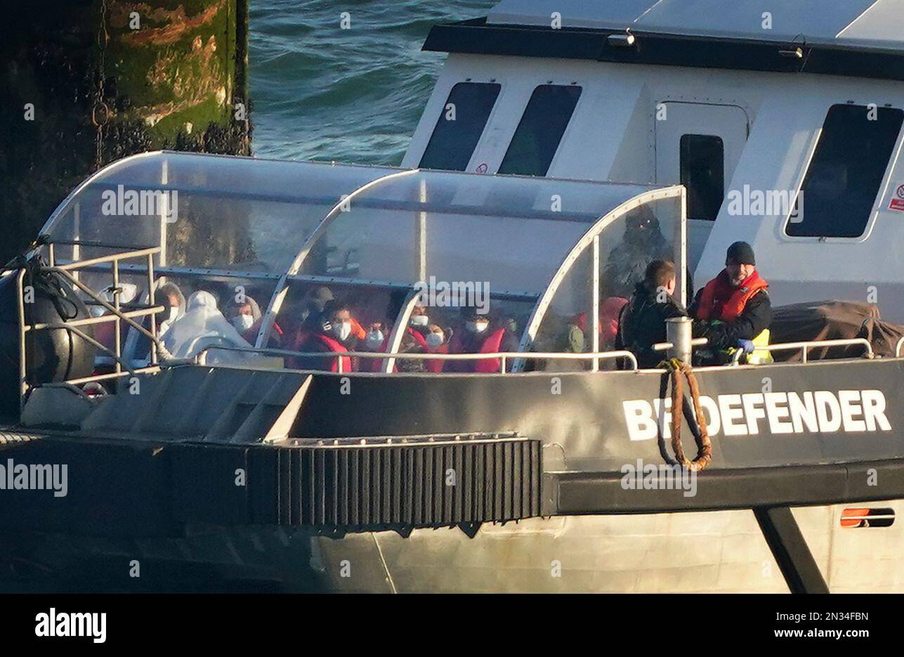 Eine Gruppe von Menschen, die als Migranten gelten, wird nach einem ...