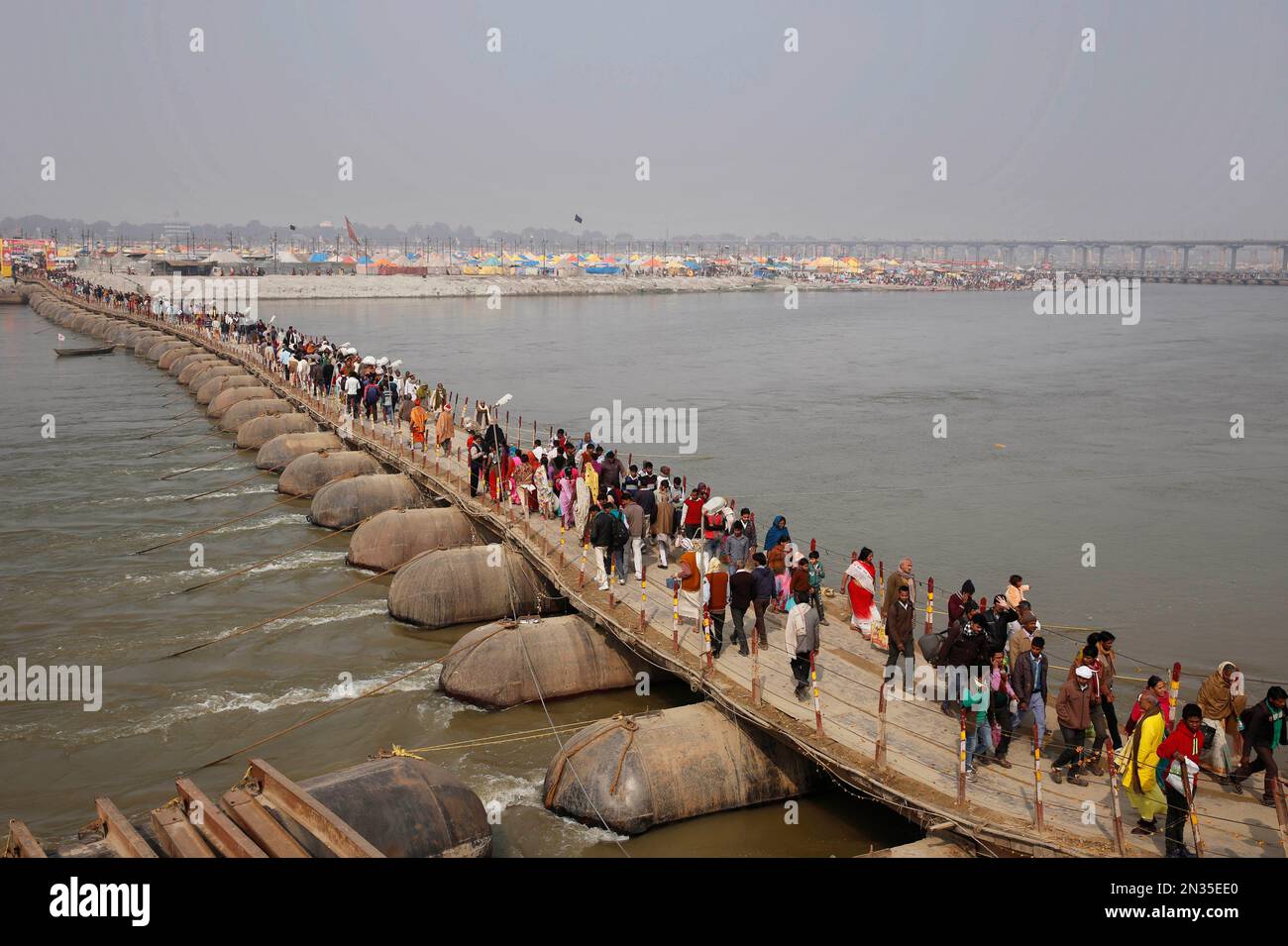 Hindu devotees cross pontoon bridge for ritual bathing at Sangam ...