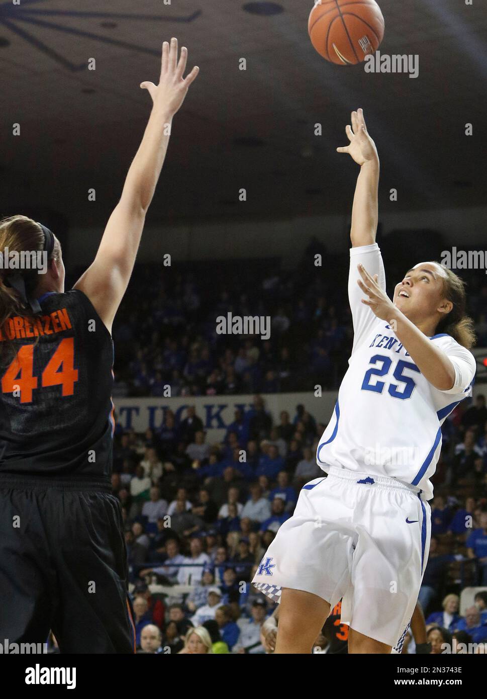 Kentucky's Makayla Epps (25) shoots the arm of Florida's Haley Lorenzen ...