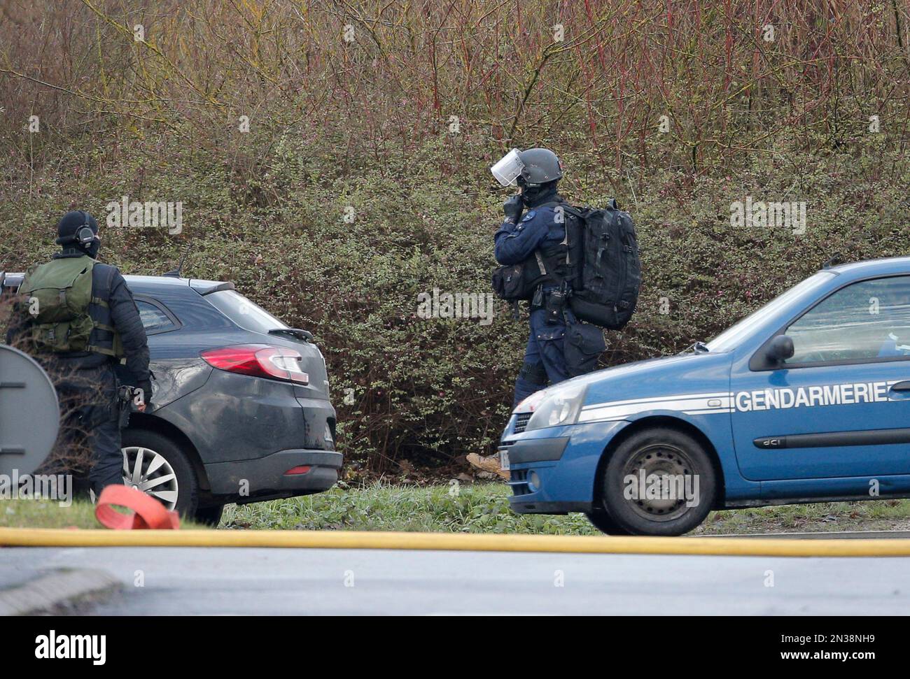 Armed police officers take position in Dammartin-en-Goele, Friday Jan ...