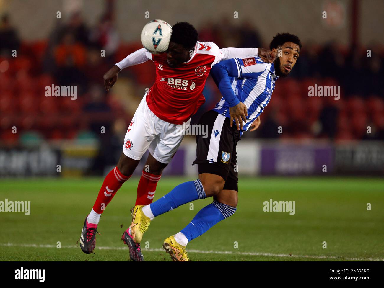 Brendan Sarpong-Wiredu von Fleetwood Town und Mallik Wilks von ...