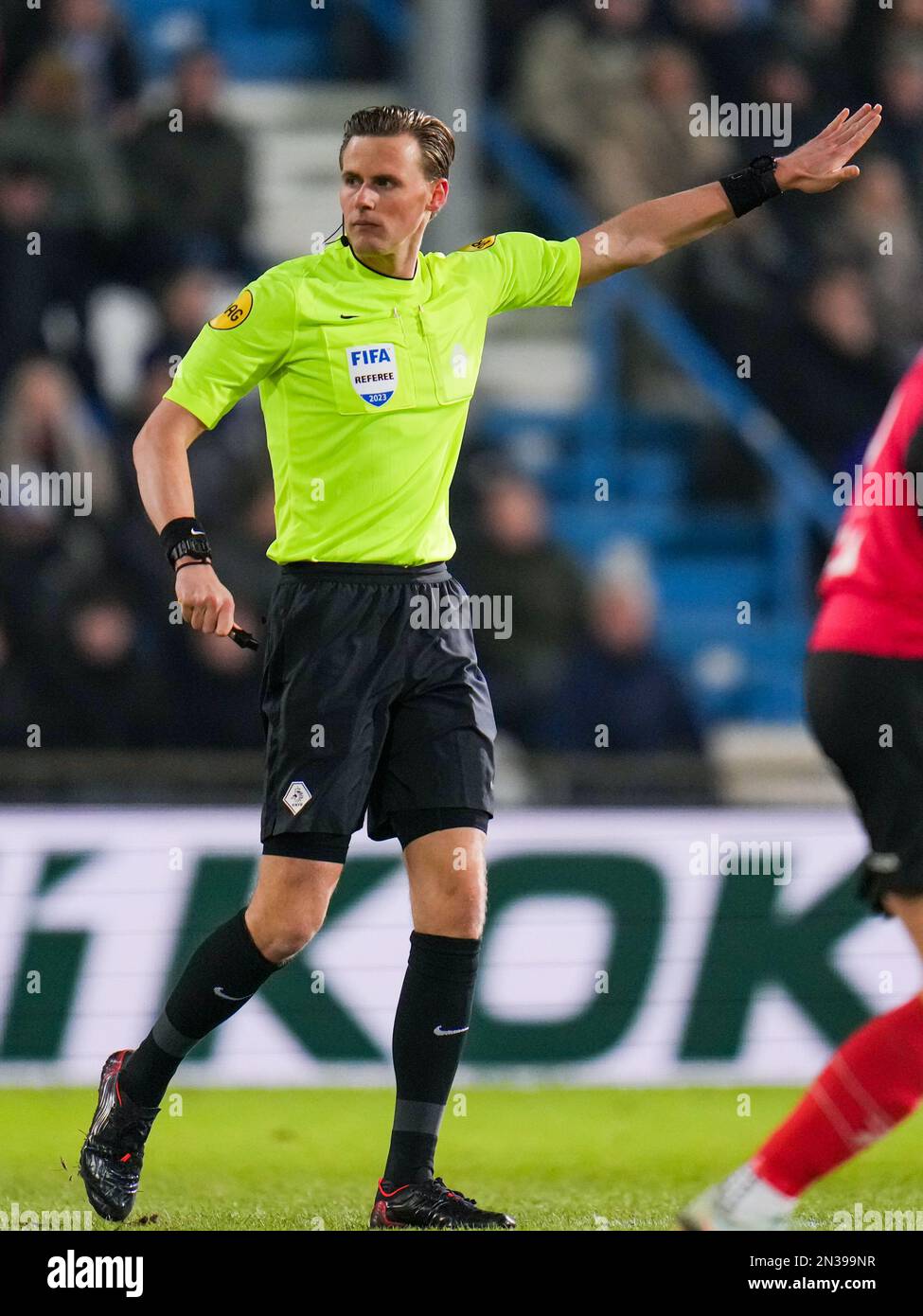 DOETINCHEM, NIEDERLANDE - FEBRUAR 7: Schiedsrichter Sander van der Eijk ...