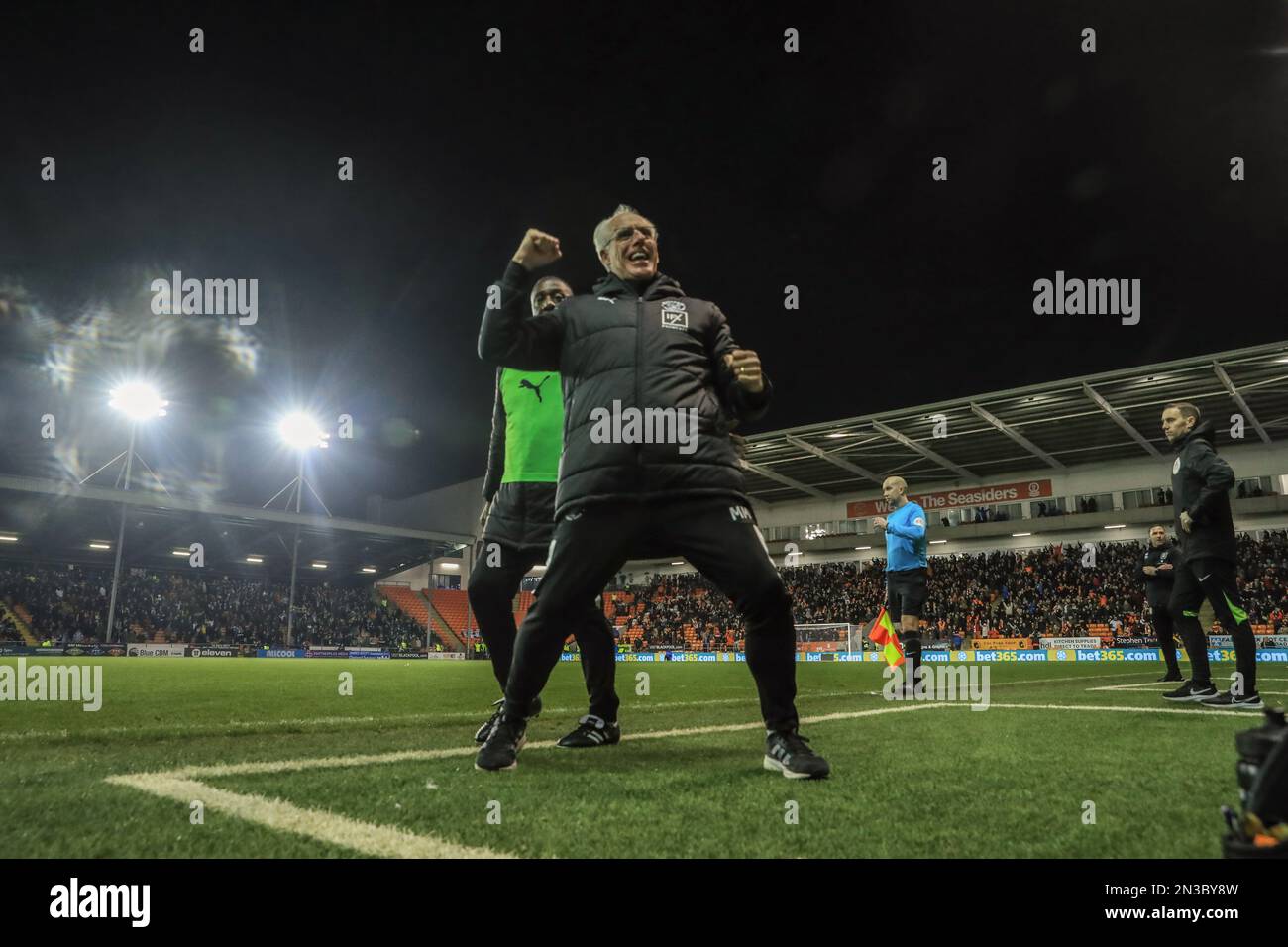 Mick McCarthy, Manager von Blackpool, feiert Josh Bowler #11 von ...