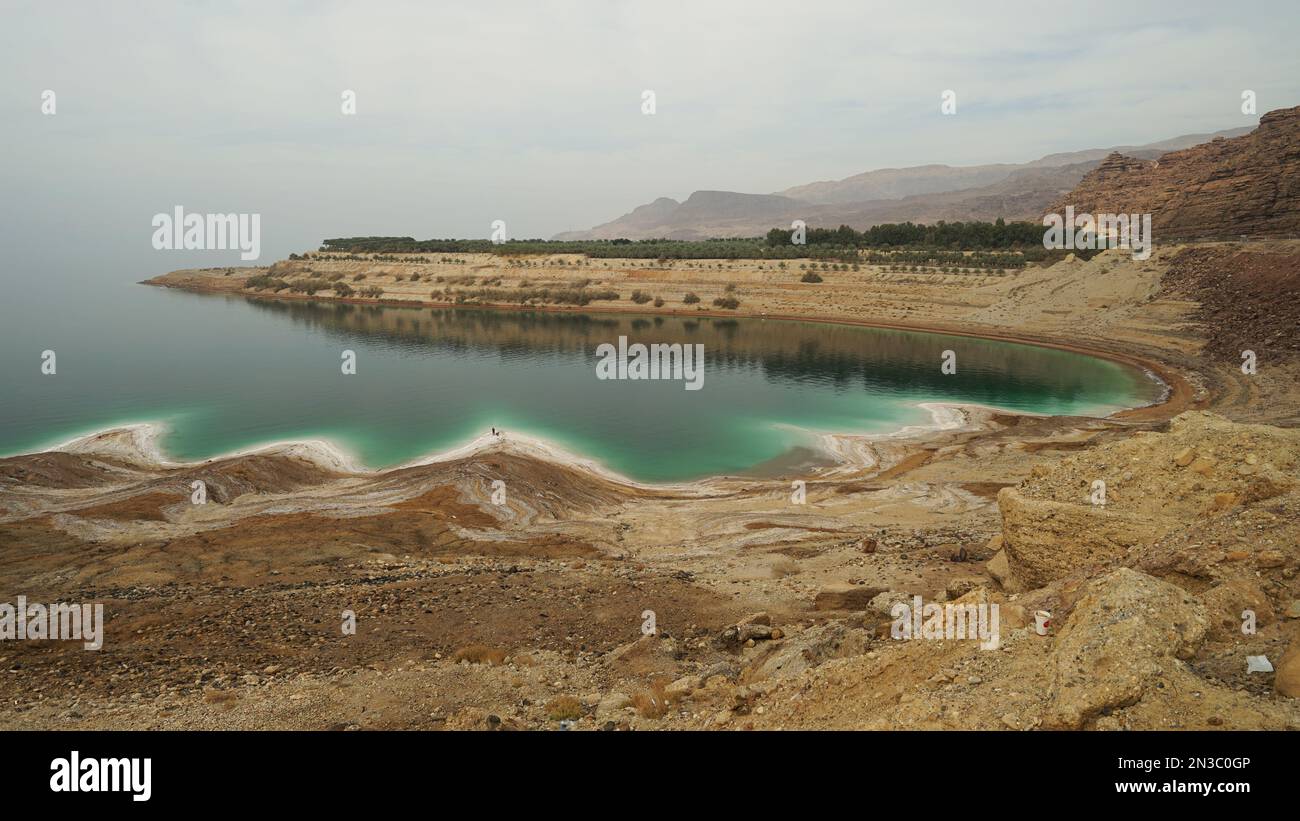Panoramablick auf das Tote Meer mit Salz am Ufer und klarem Wasser ...