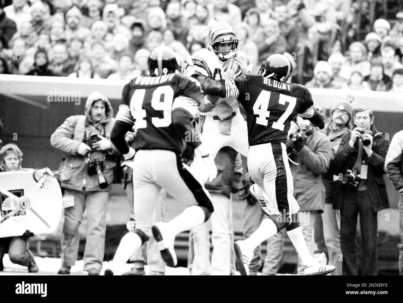 Wide Receiver Cris Collinsworth of the Cincinnati Bengals grabs a Ken ...