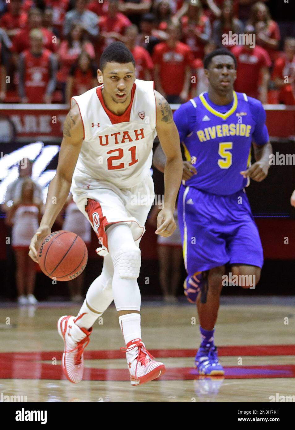 Utah's Jordan Loveridge (21) drives up court as UC Riverside's Taylor ...