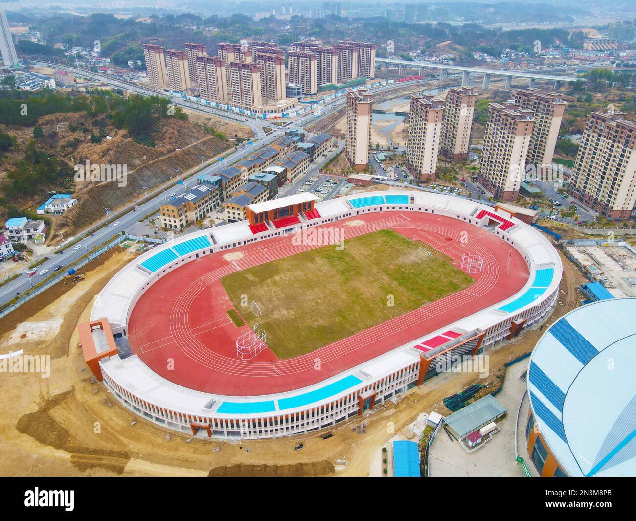 ANQING, CHINA - 8. FEBRUAR 2023 - Luftfoto zeigt den Bau des Dabie ...
