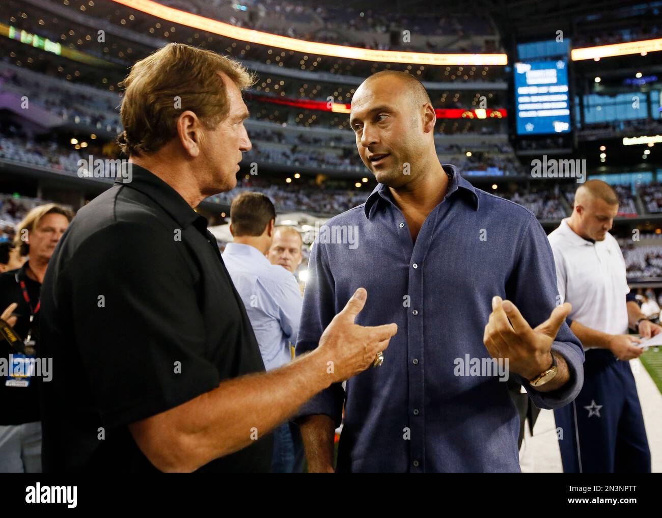 Broadcast commentator Joe Theismann, left, talks with former New York ...