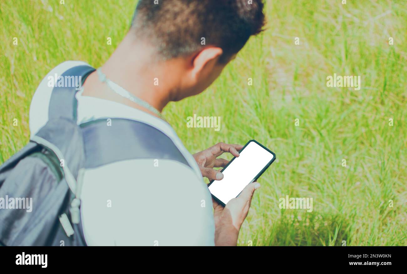 Nahaufnahme eines Mannes mit Handy in der Hand, Nahaufnahme einer ...