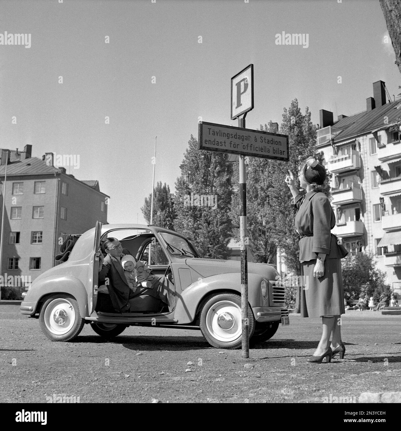 In den 1950er Jahren. Eine Familie mit Auto, ein Fiat Cabrio in einer ...