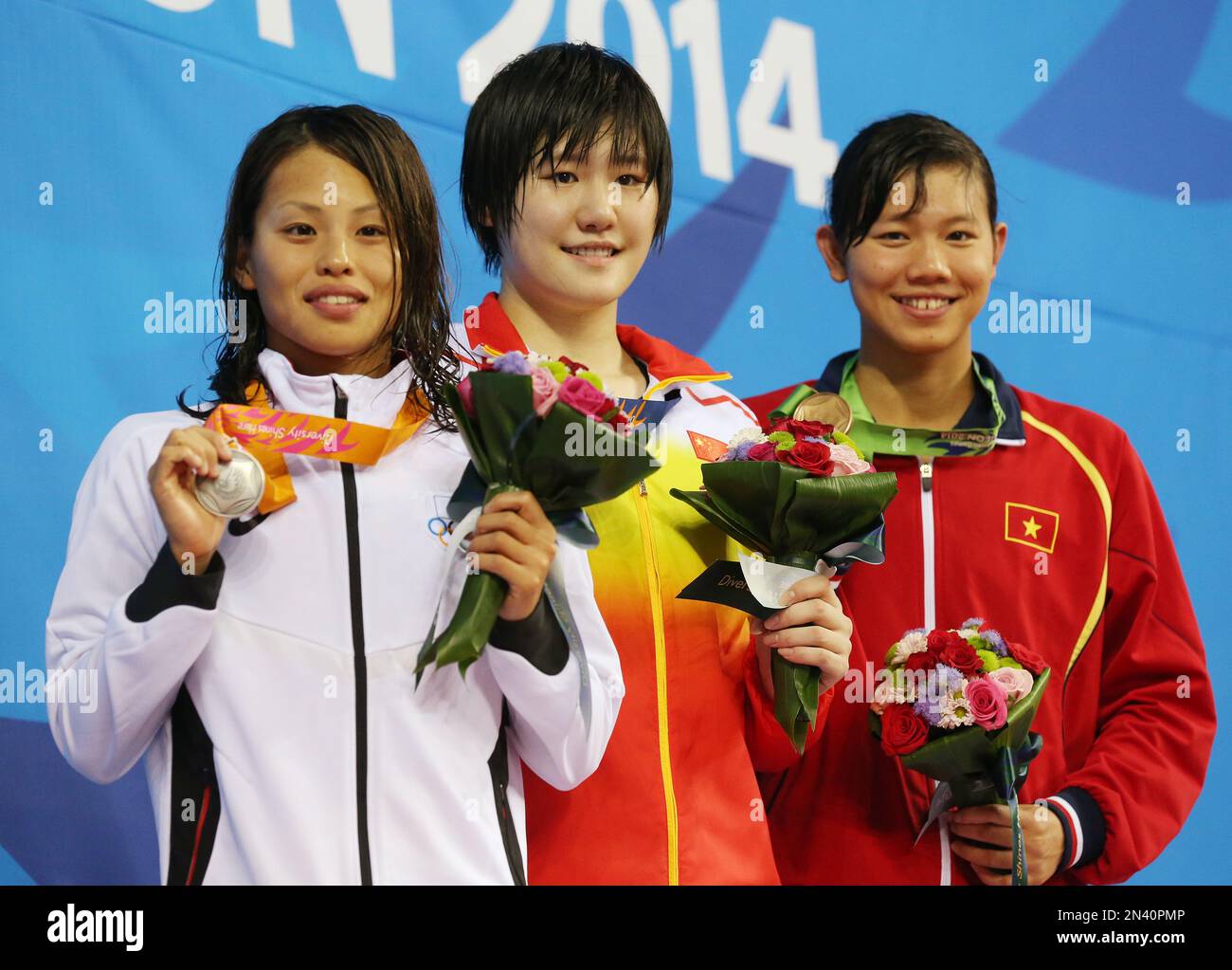 Gold medalist China's Ye Shiwen, centre, stands with silver medalist ...