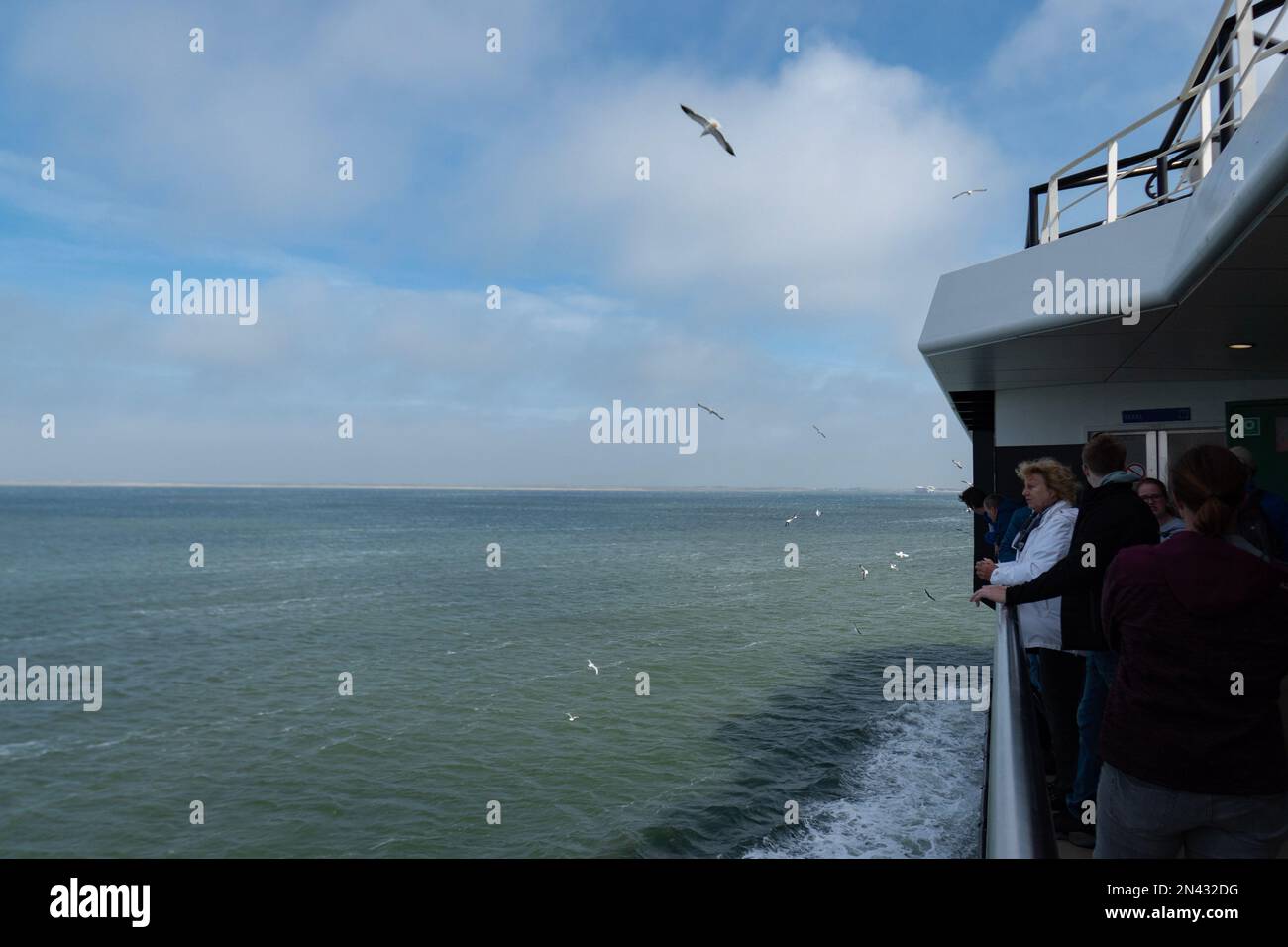 Passagiere auf der Fähre zur Insel Texel in den Niederlanden an einem ...