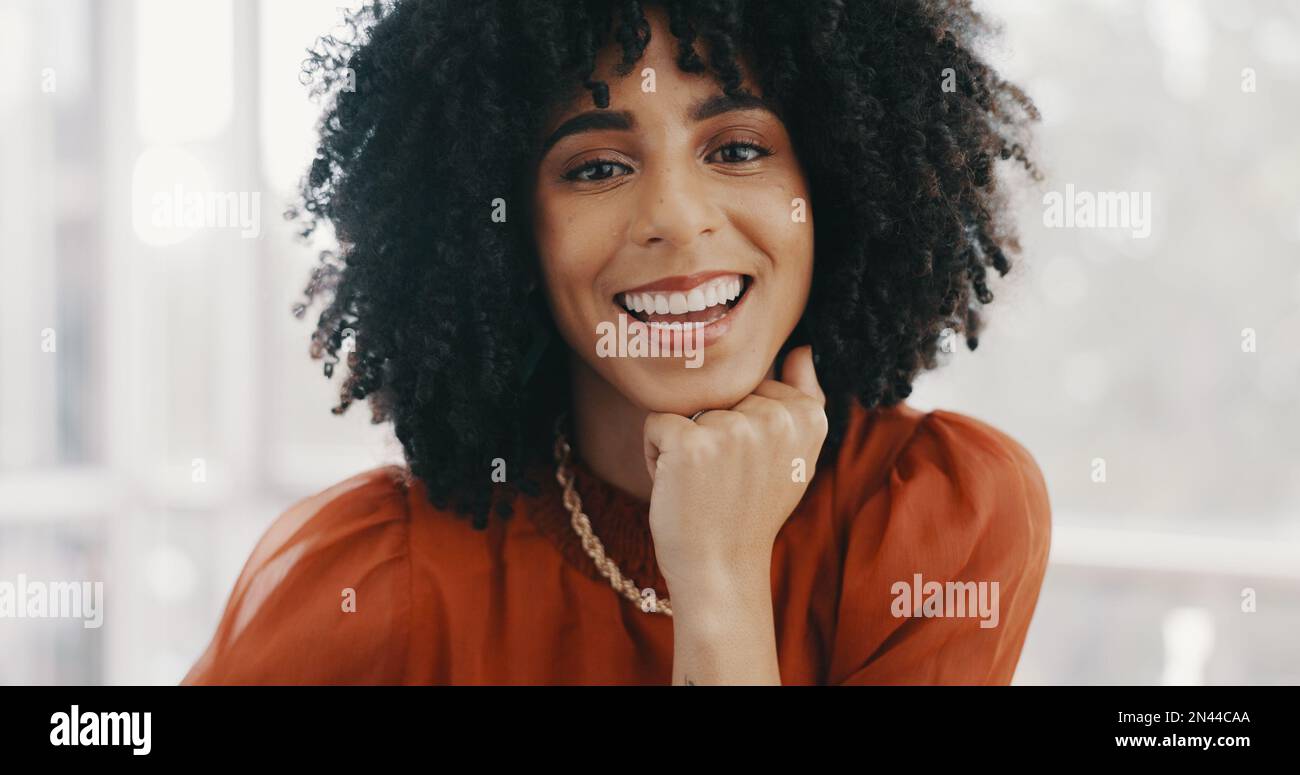 Gesicht, Vision und Denkweise einer schwarzen Geschäftsfrau, die mit ...