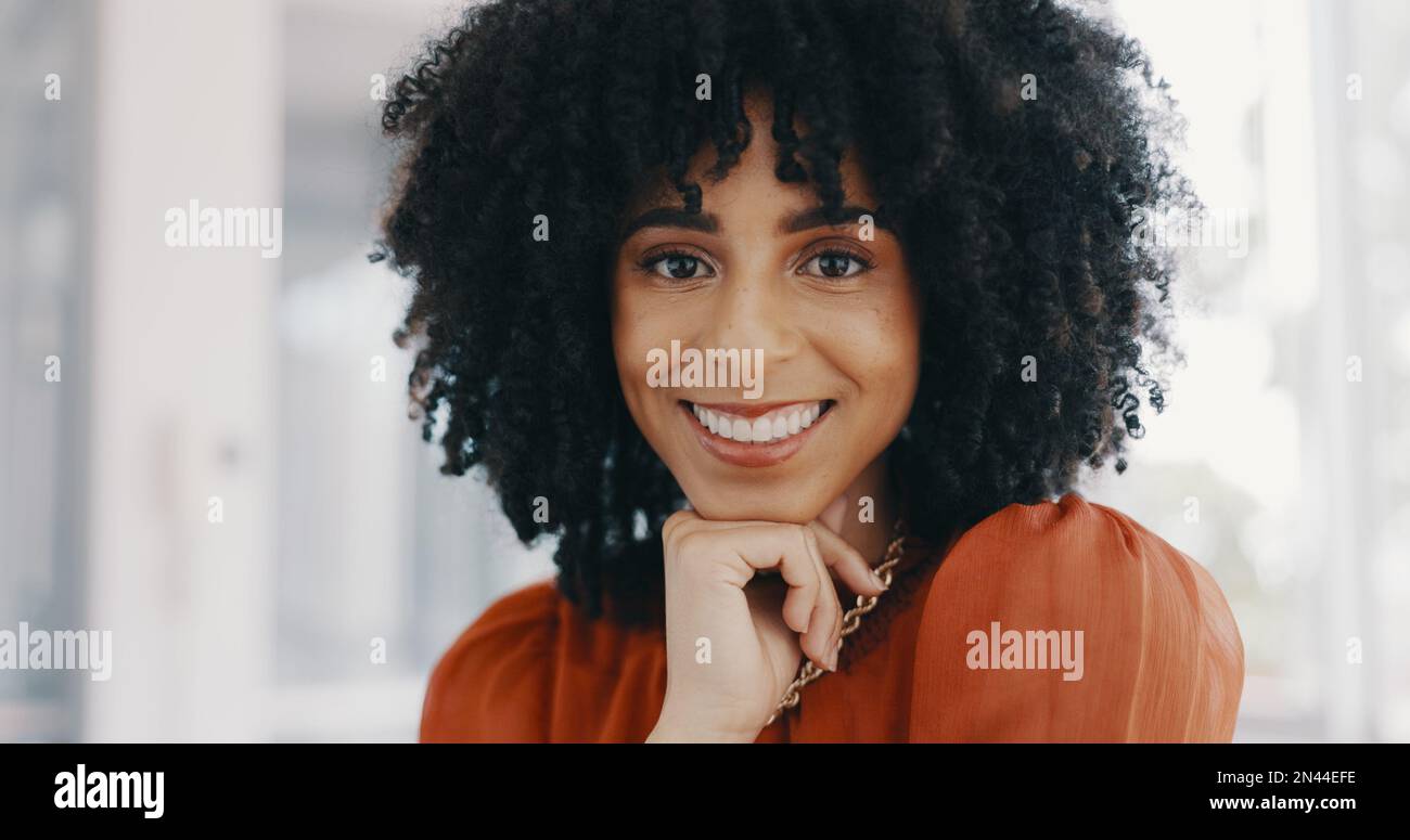 Gesicht, Vision und Denkweise einer schwarzen Geschäftsfrau, die mit ...