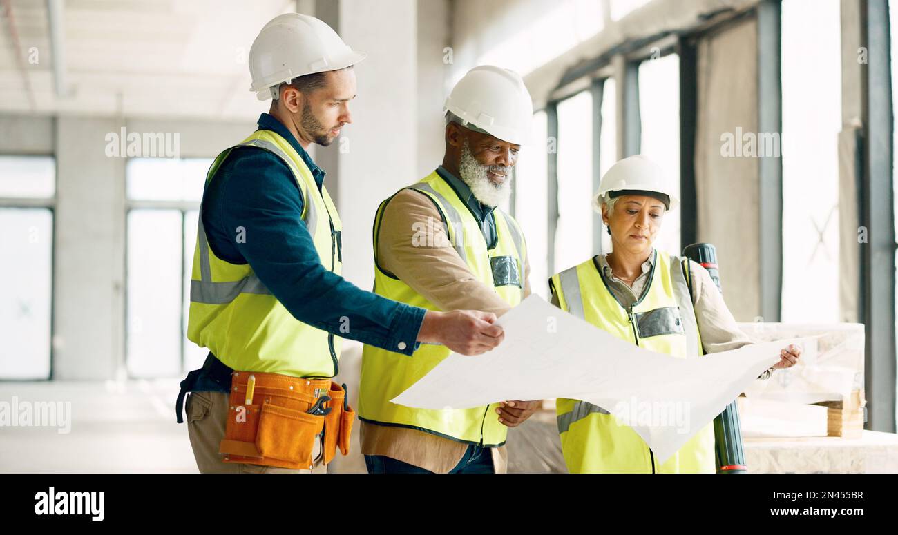 Architekt, Team und Baustellenplan mit Bauarbeitern, die Ziele, Visionen und Ideen planen und ...