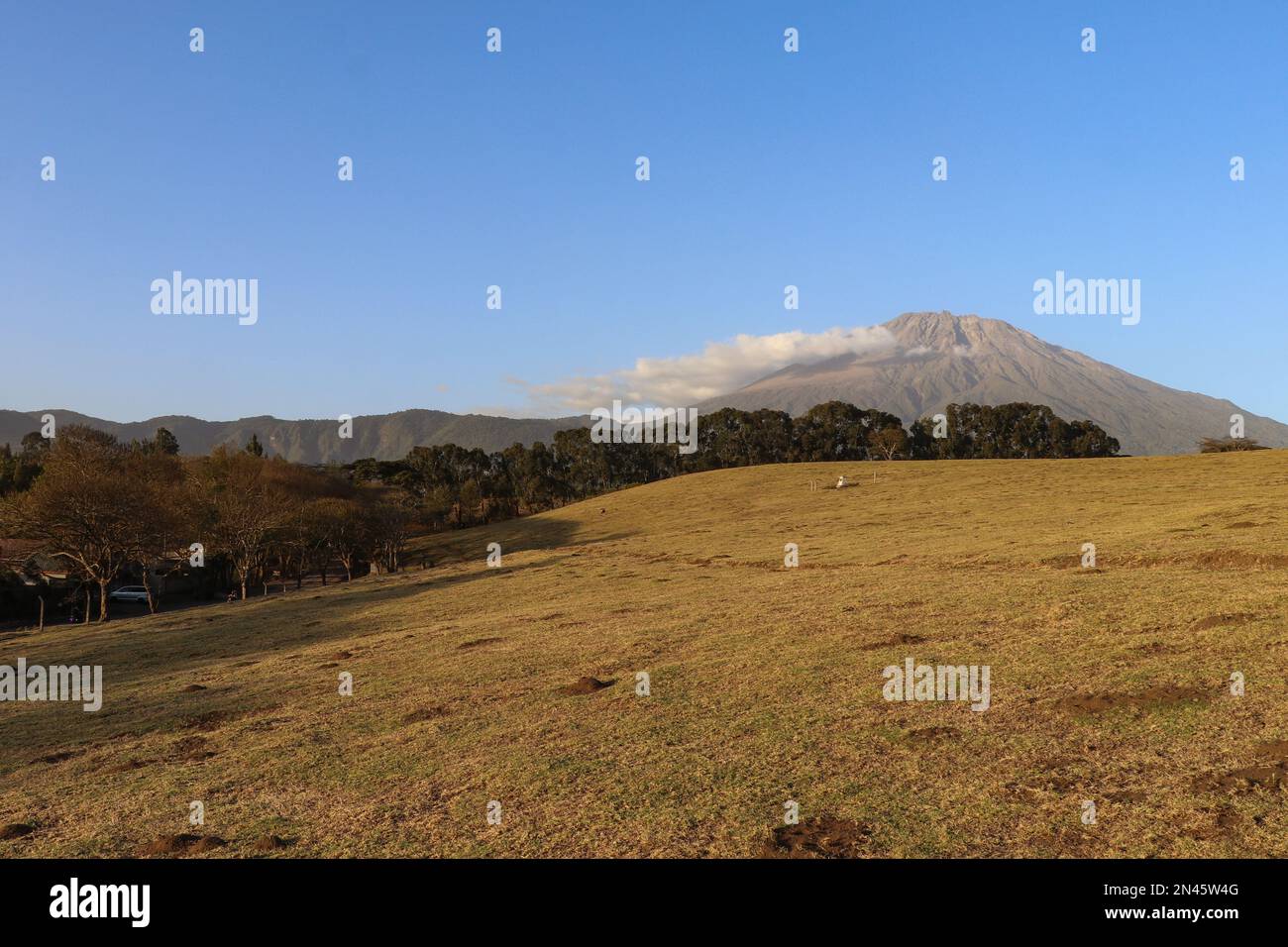Der Berg Meru, der kleine Bruder des Kilimandscharo in Arusha, Tansania ...