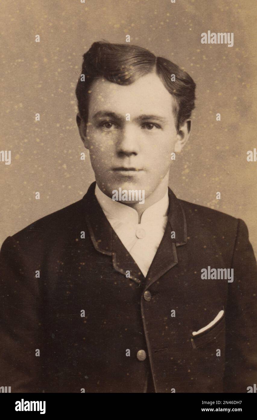 Altes Foto, das in Deutschland um 1900 aufgenommen wurde. Ein Junge ...