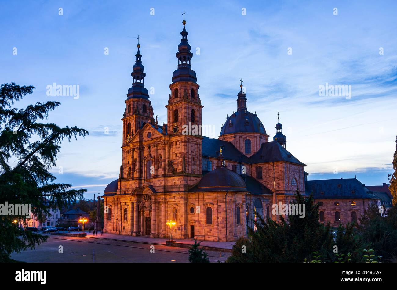 Das Wahrzeichen der Stadt Fulda bei Einbruch der Nacht, St. Salvator ...