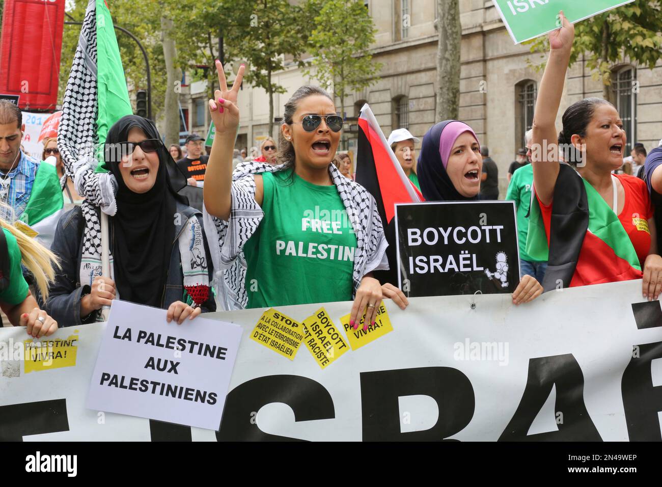 Pro-Palestinian demonstrators chanting anti-Israeli slogans, parade in ...