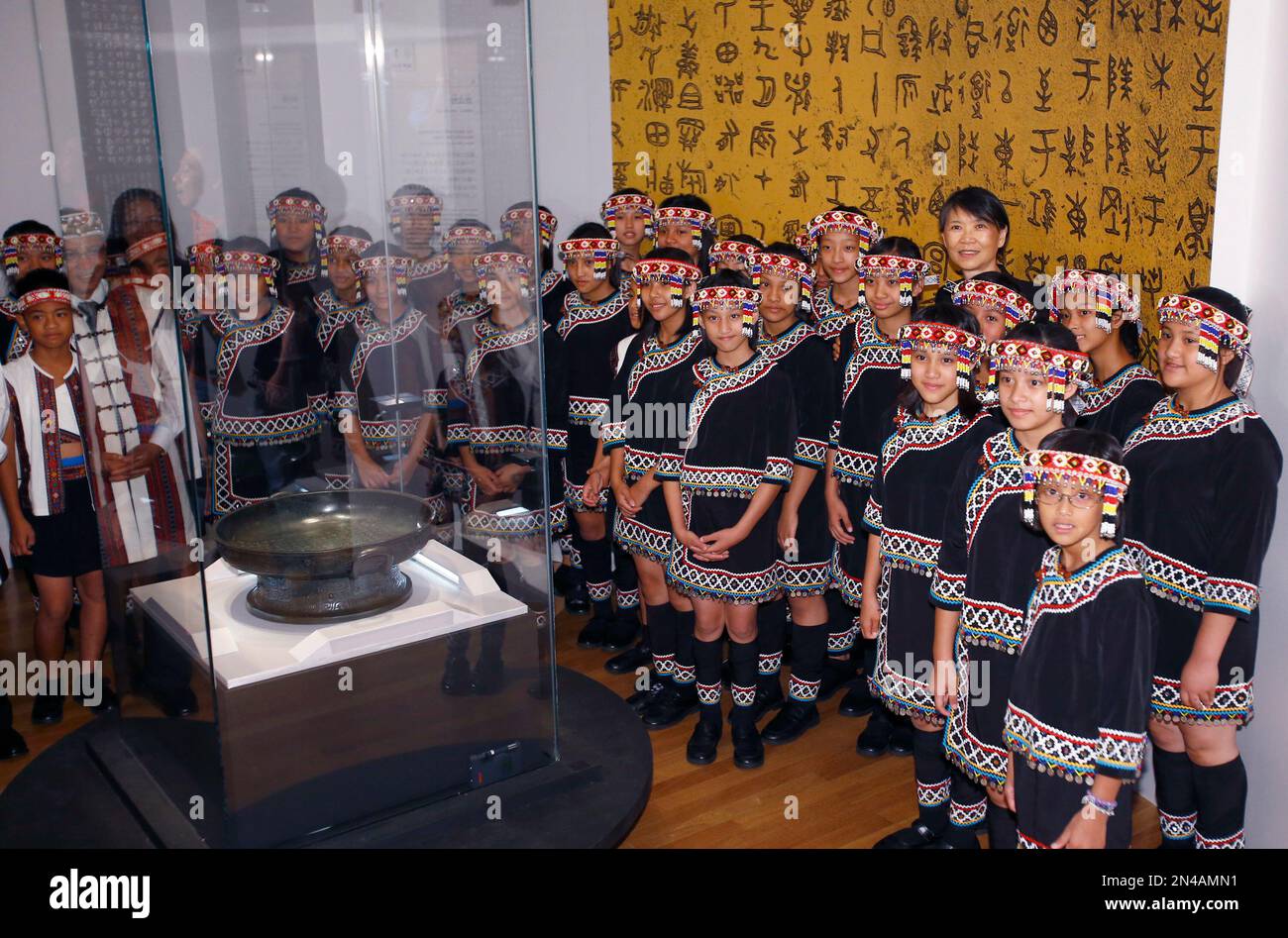 Taiwanese President Ma Ying-jeou's wife Chou Mei-ching, top low third ...