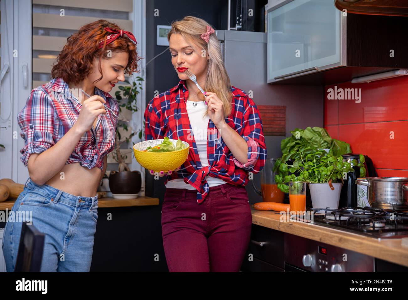 Mädchen enge jeans -Fotos und -Bildmaterial in hoher Auflösung – Alamy