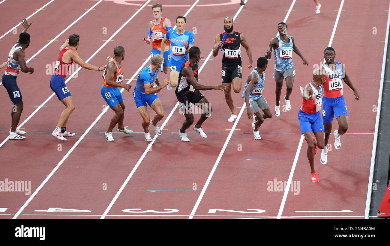 06. AUGUST 2021 - Tokio, Japan: Bryce Deadmon aus den USA übergibt das ...