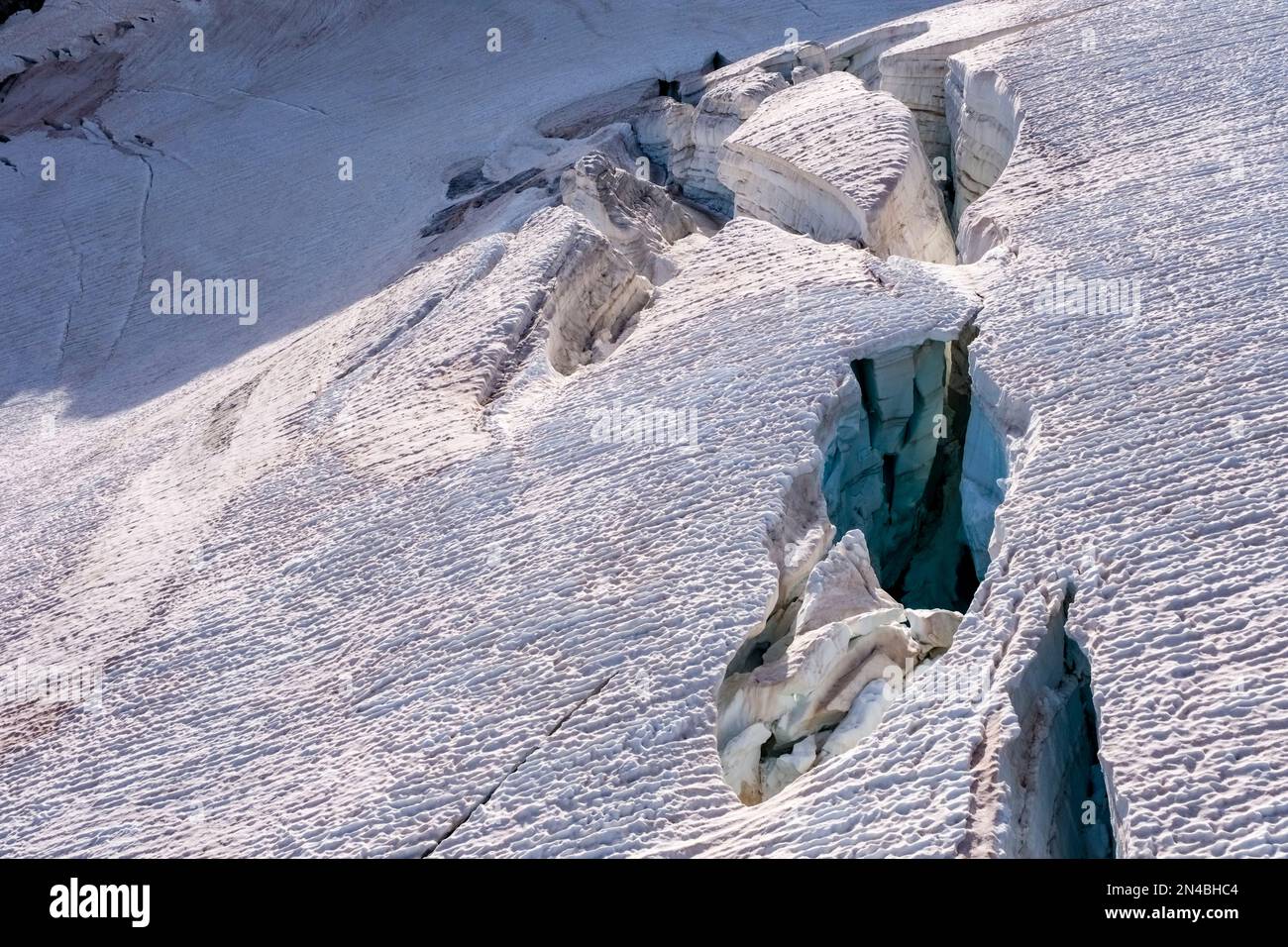 Glacier du geant crevasse entre aiguille du midi et helbronner -Fotos und -Bildmaterial in hoher ...