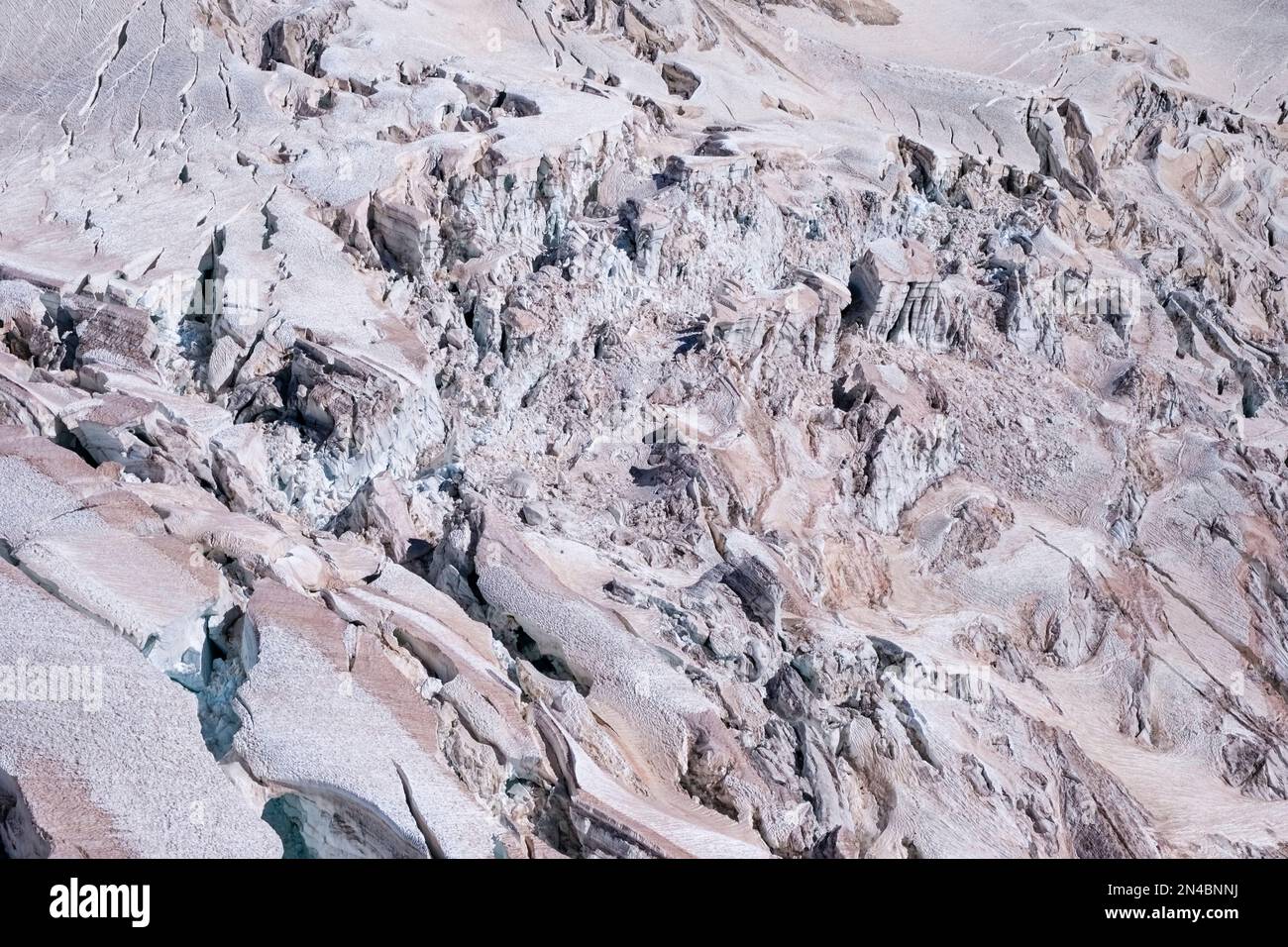 Luftaufnahme von der Panoramaseilbahn Mont Blanc zwischen Aiguille du ...