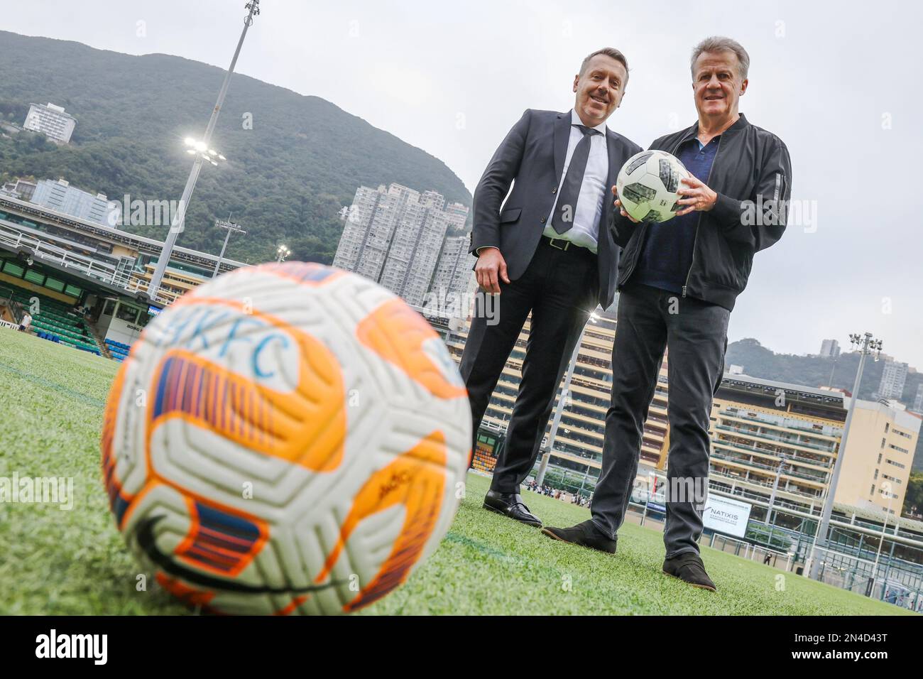 (L bis R) Neil Jensen, Vorsitzender des Hong Kong Football Club, und ...