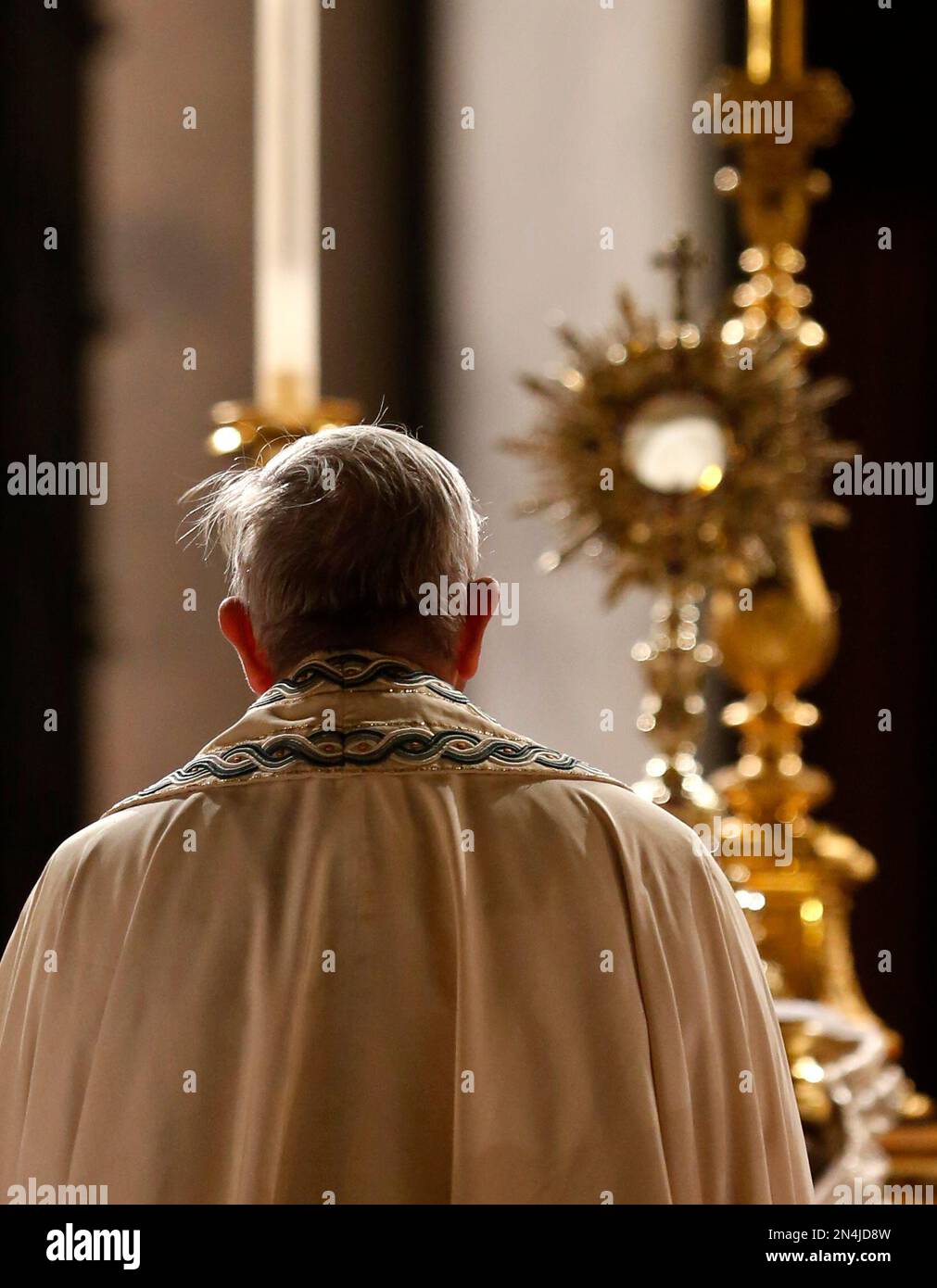 Pope Francis prays in front of a monstrance containing a Holy Host at ...