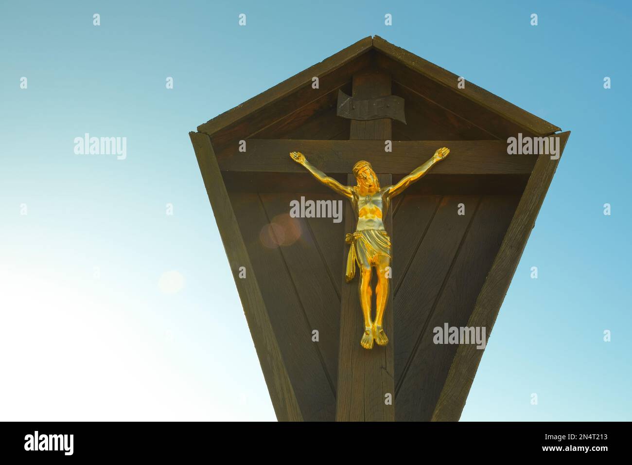 Glaubenssymbol. Jesus Christus auf dem Holzkreuz am blauen Himmel ...