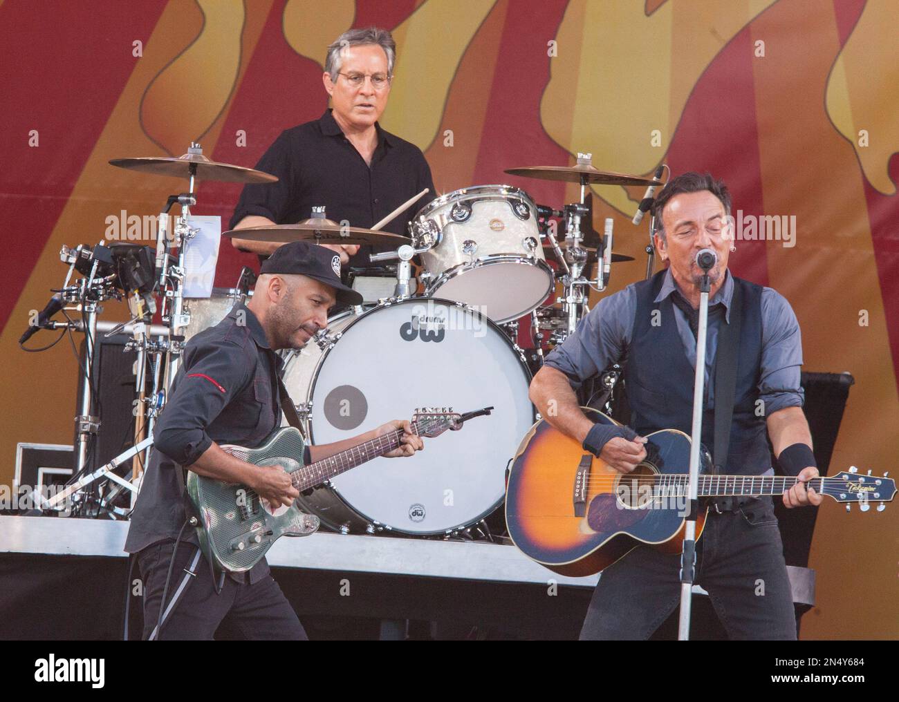 Tom Morello (left) performs with Bruce Springsteen and the E Street ...