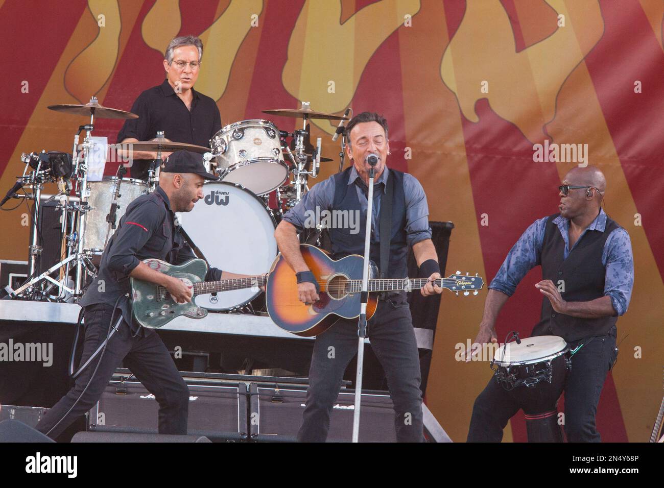 Tom Morello (left) performs with Bruce Springsteen and the E Street ...