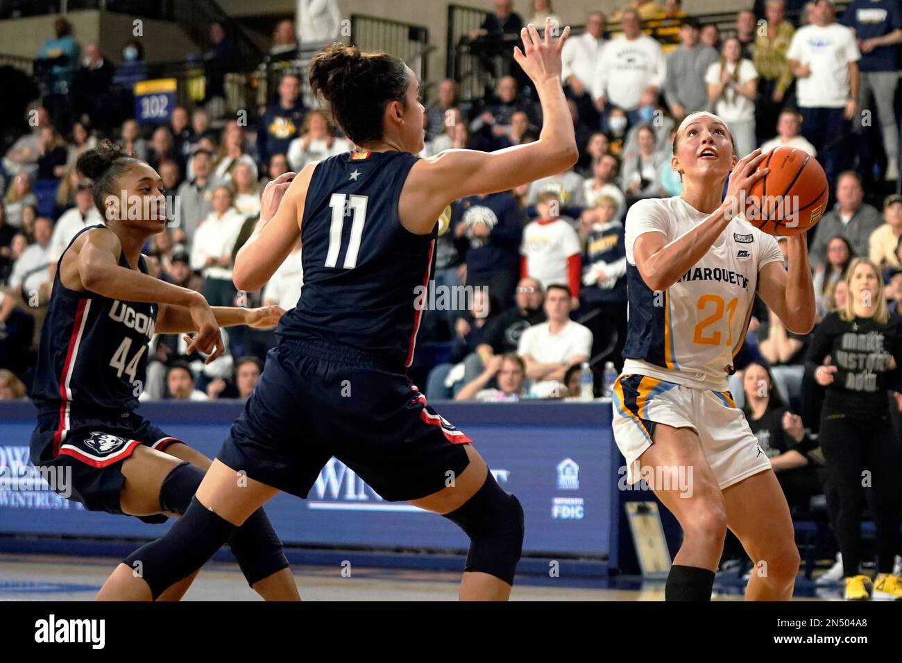 Marquette's Emily La Chapell (21) shoots against UConn's Lou Lopez ...
