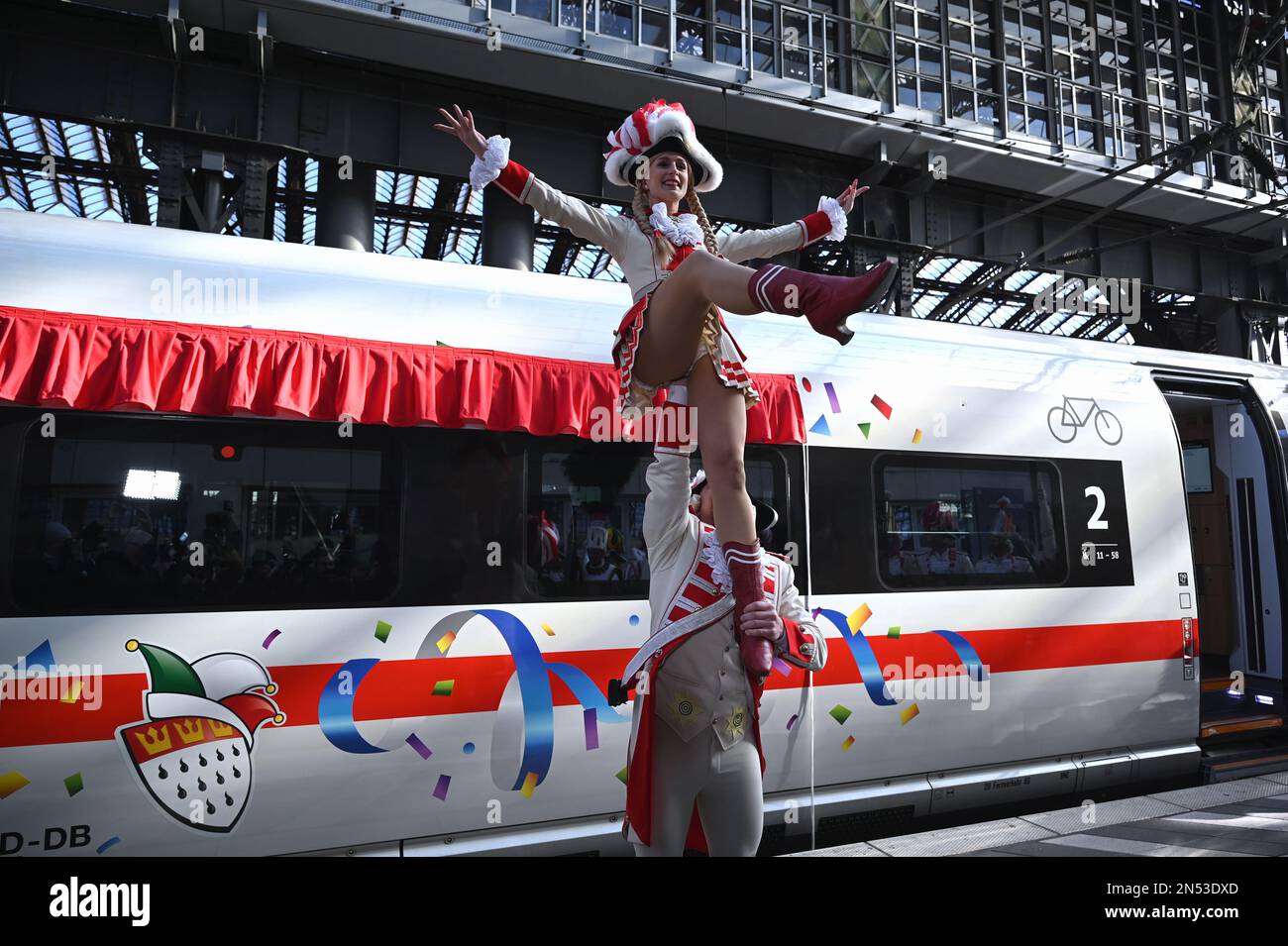 Köln, Deutschland. 08. Februar 2023. Das Tanzpaar der Prinzen-Garde ...