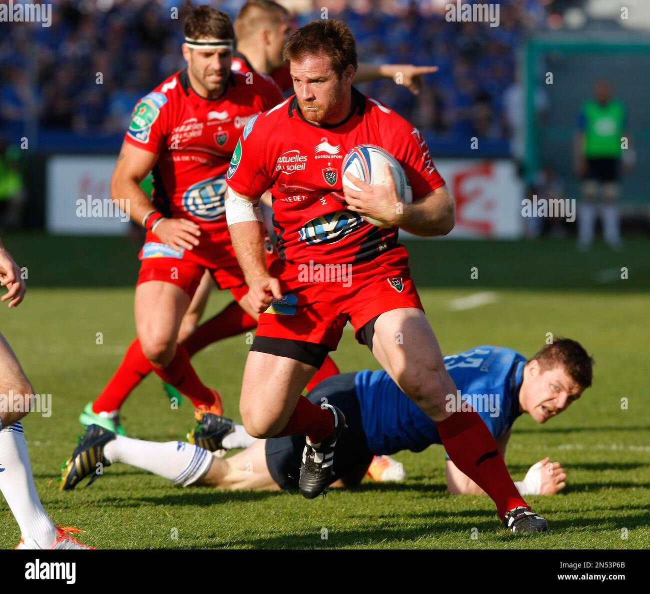 Toulon's hooker Craig Burden, in front of, of South Africa, runs past ...