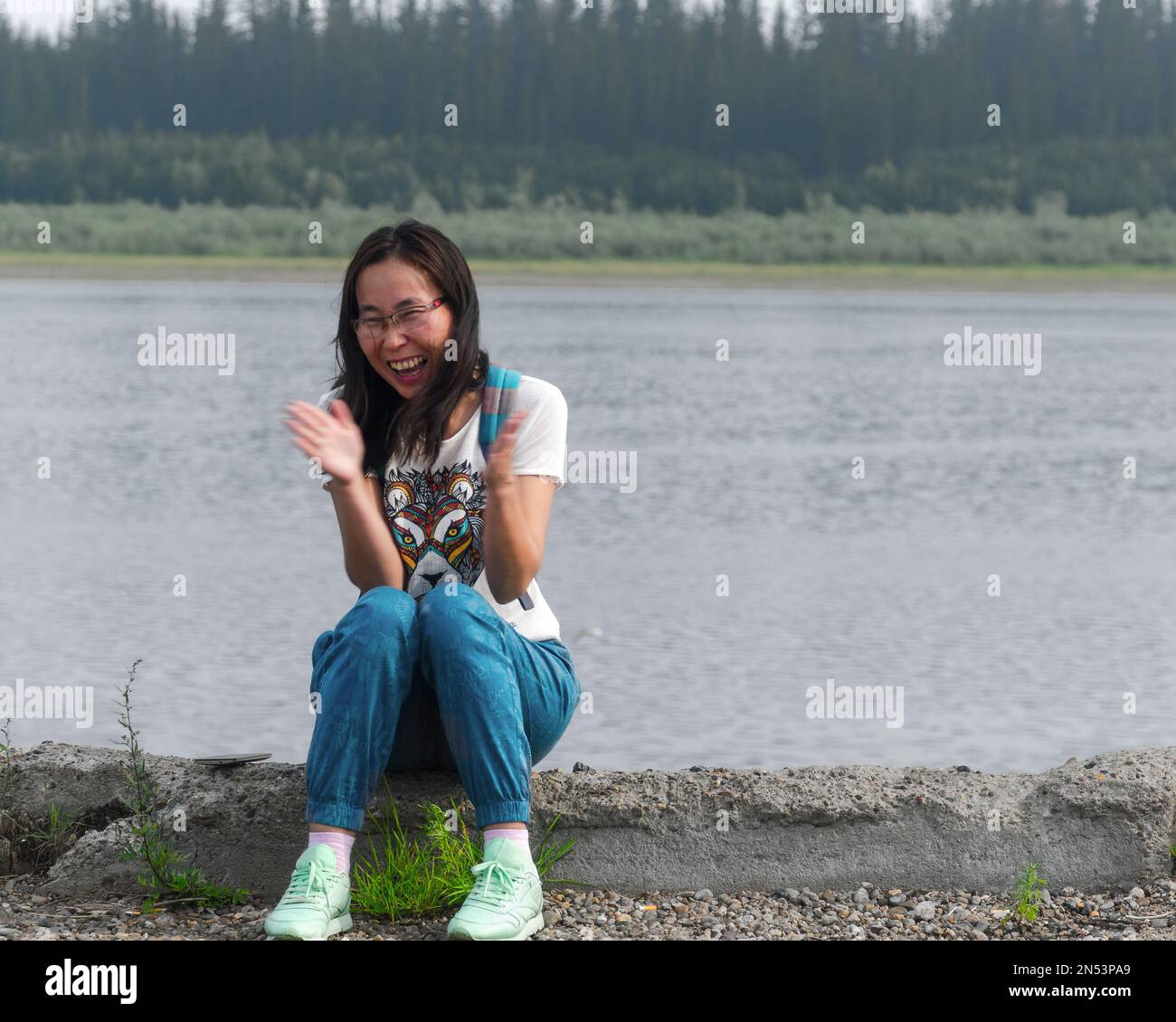 Überraschter Yakut Asiate mit Brille, ein junges Mädchen ist begeistert ...