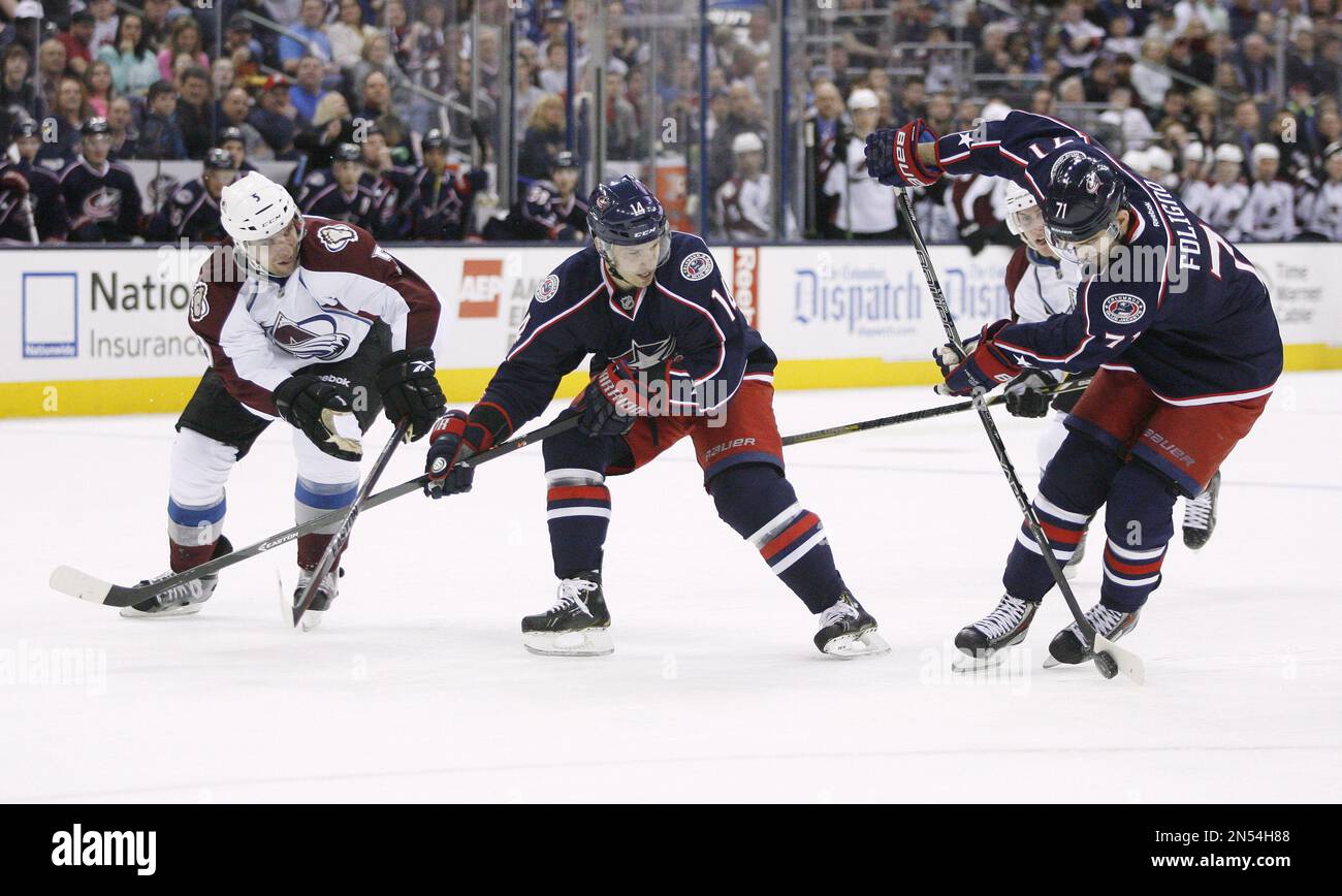Columbus Blue Jackets' Nick Foligno (71) feeds the puck to teammate ...