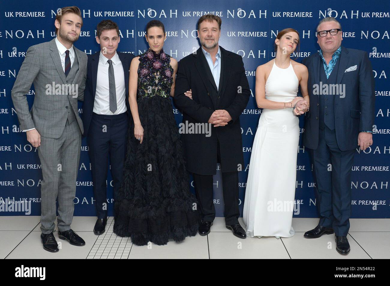 Logan Lerman Y Emma Watson Noah Leo McHugh Carroll Photographed On The