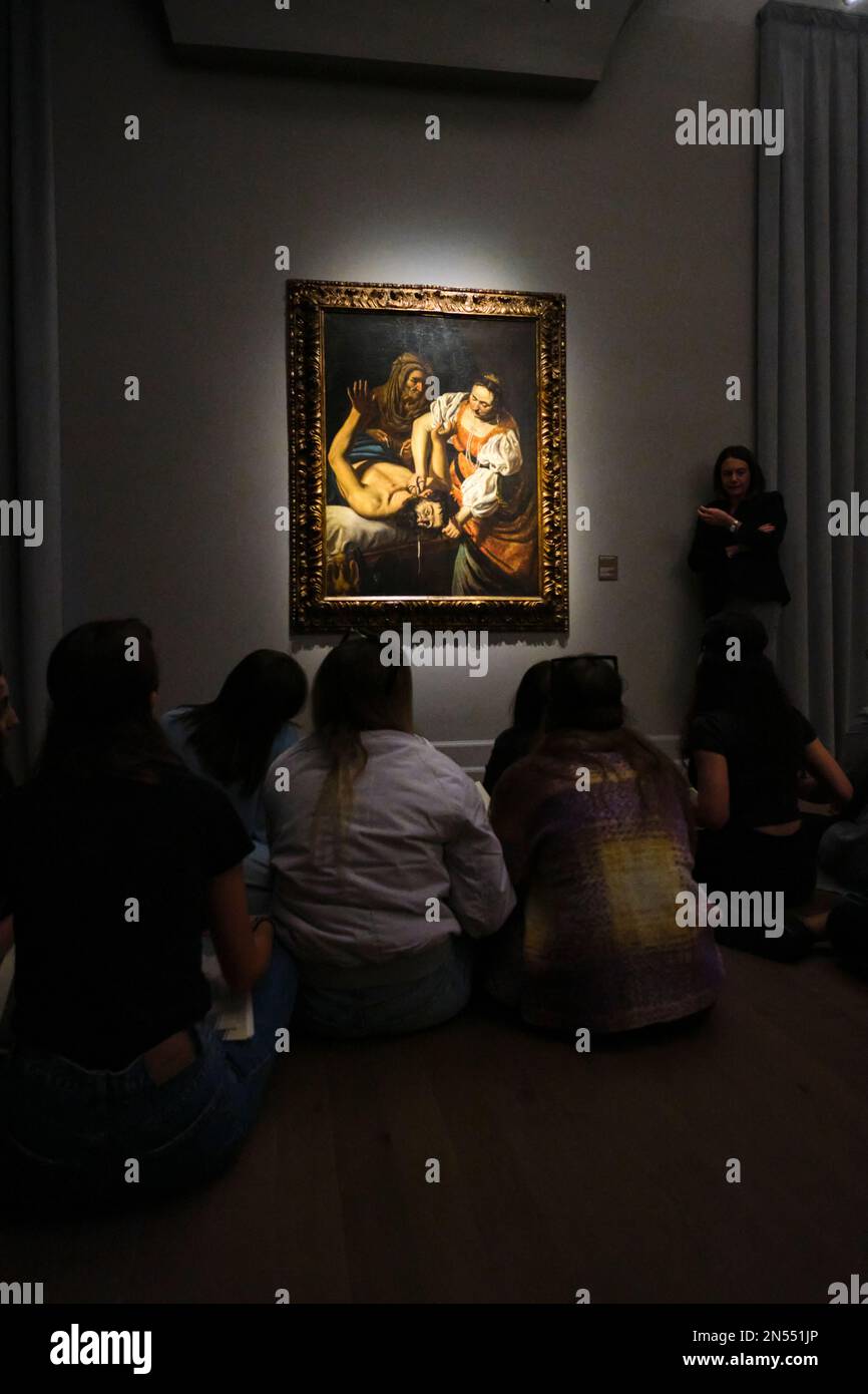 Die Schüler sitzen auf dem Boden und studieren Judith Beheading ...