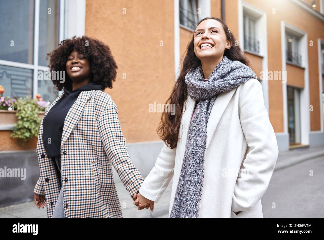 Frau, Freunde und händchenhaltende Spaziergänge durch die Stadt für Freundschaft, Reisen oder ...