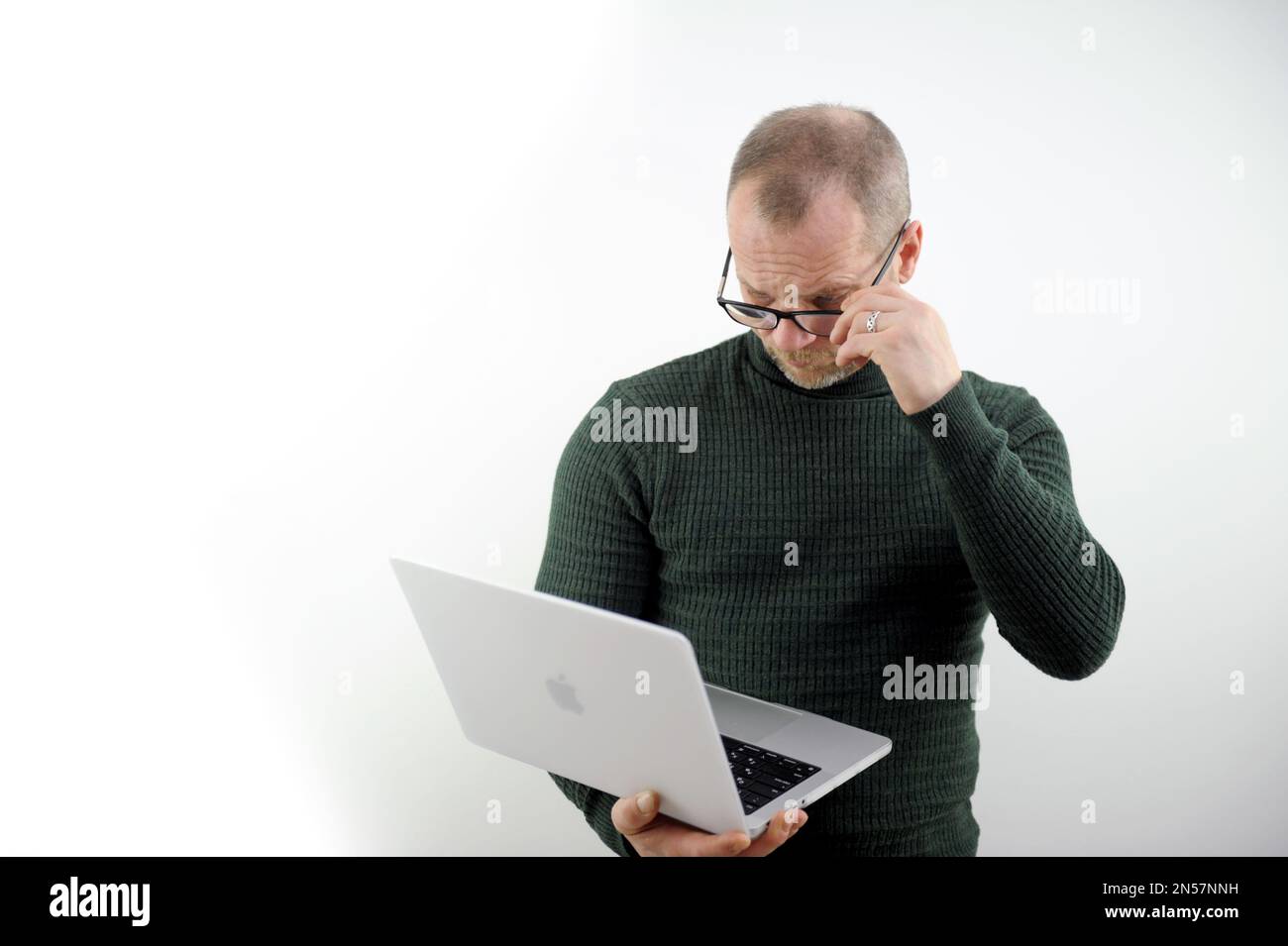 Aus Sicht des Käufers bereitet Professor Macbook 14 Pro Vortrag im ...