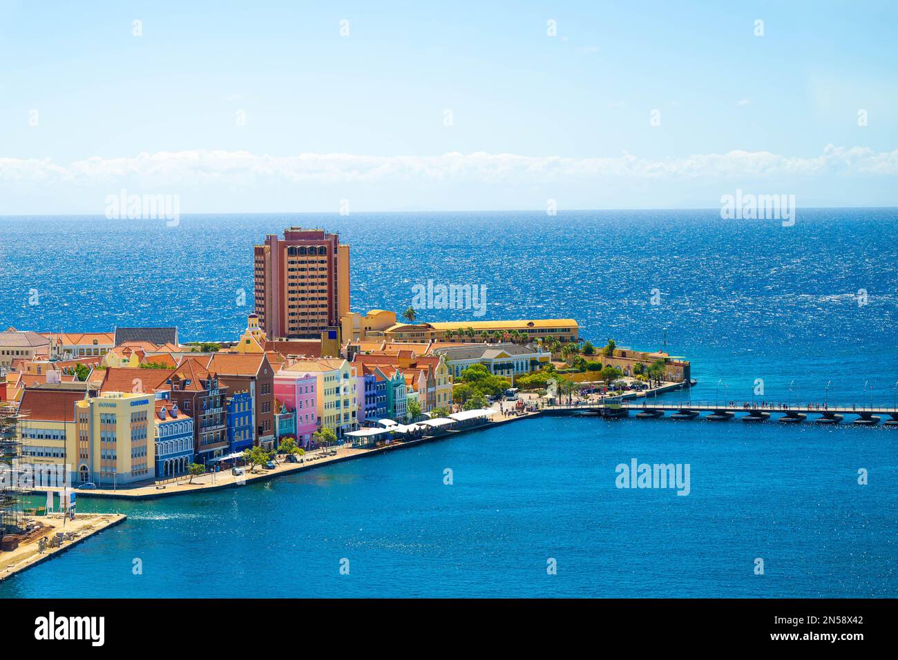 Plaza Hotel, das seit Jahren leer ist, farbenfrohe Häuser, in Curacao ...