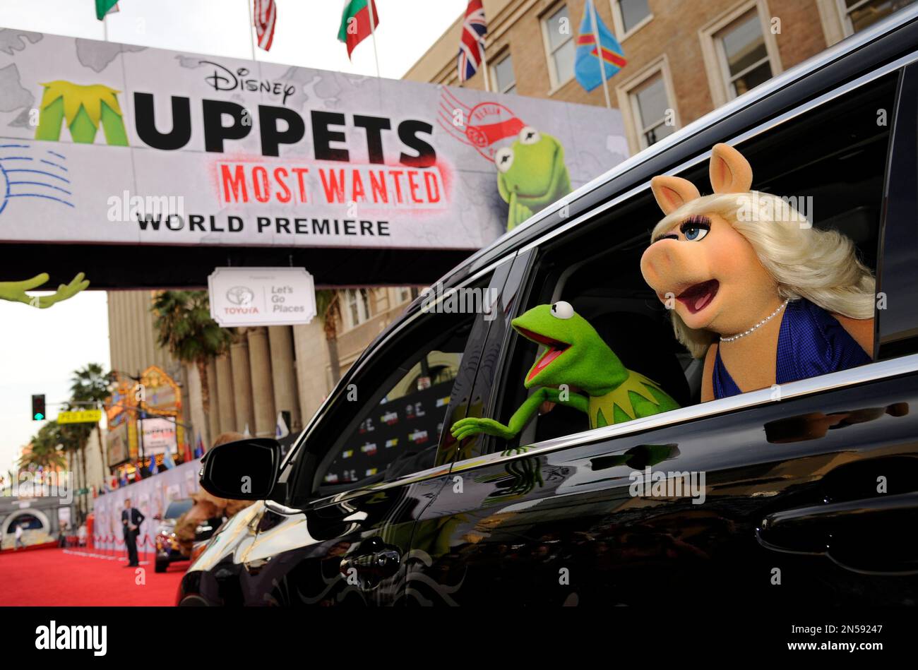 "Muppets Most Wanted" characters Kermit the Frog and Miss Piggy wave to ...
