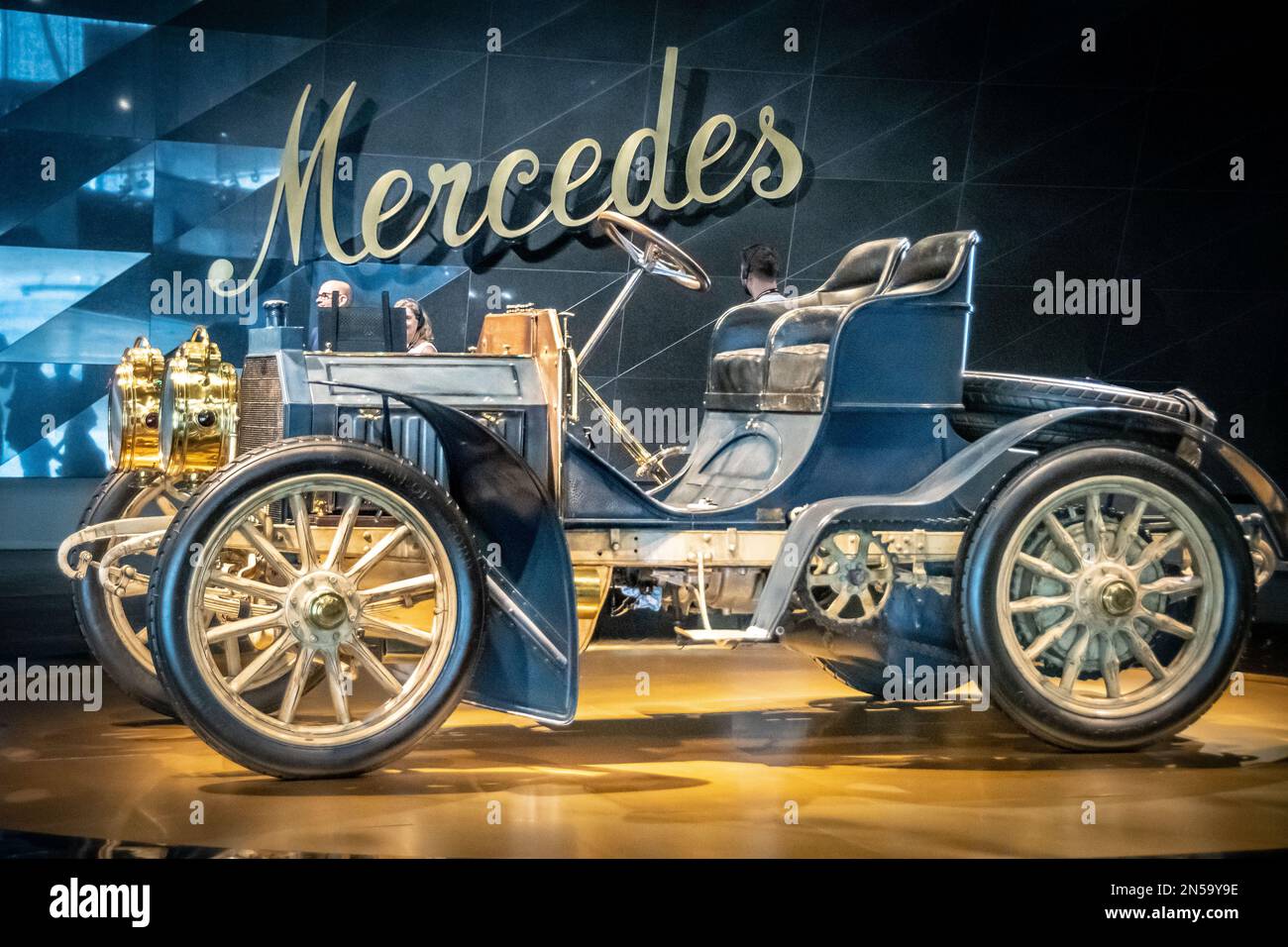 Mercedes benz motor unternehmen -Fotos und -Bildmaterial in hoher ...