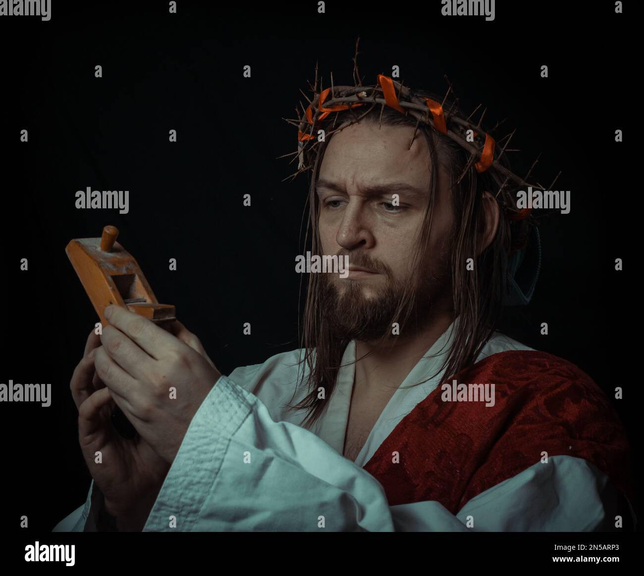 Jesus Christus trägt eine Krone aus Dornen und weißem Chiton Toga ...