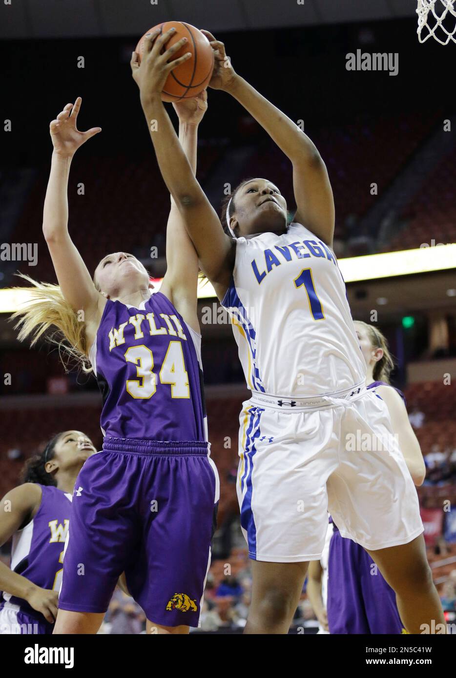 Abilene Wylie's Peyton Sanders (34) and Waco La Vega's Erin DeGrate (1 ...