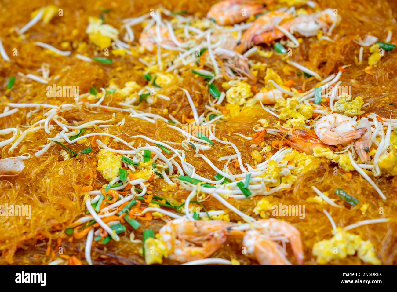 'Pad Thai' ist eine Street Food Mahlzeit in ganz Thailand. Hier werden ...